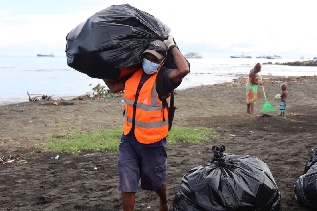 Solomon Nihon leads clean up campaign at Mamana water seafront ...